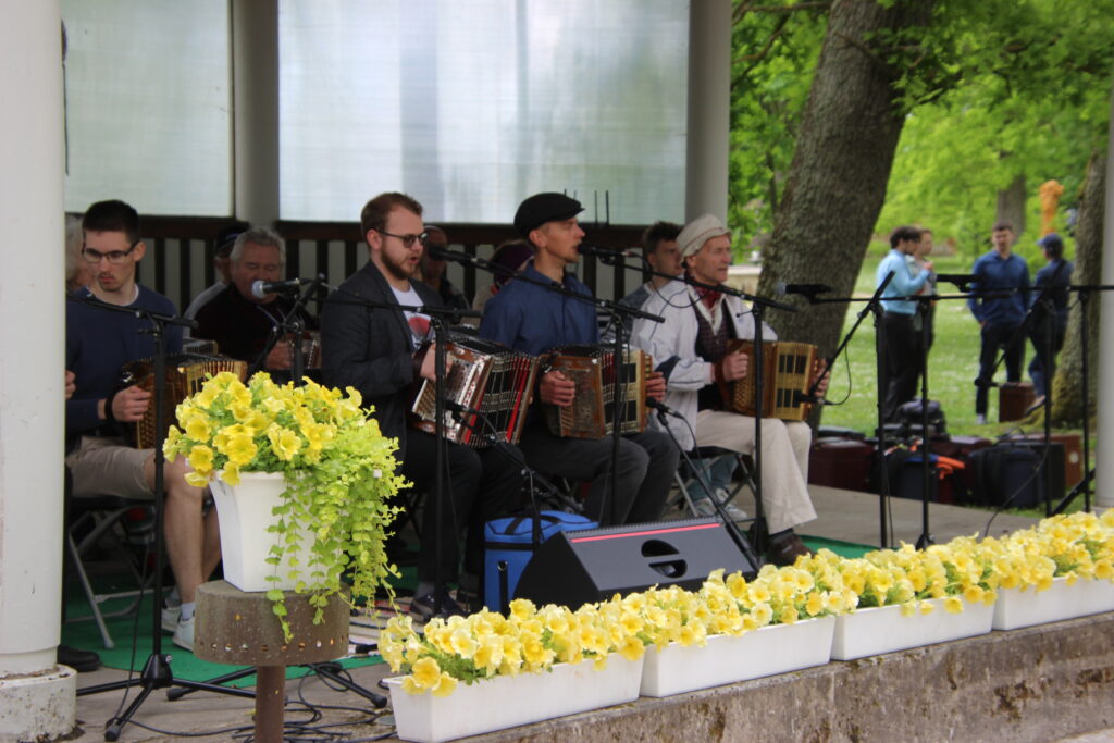 Lõõtsa eriline kõla puudutab erinevas vanuses inimesi – Põltsamaa valla ...